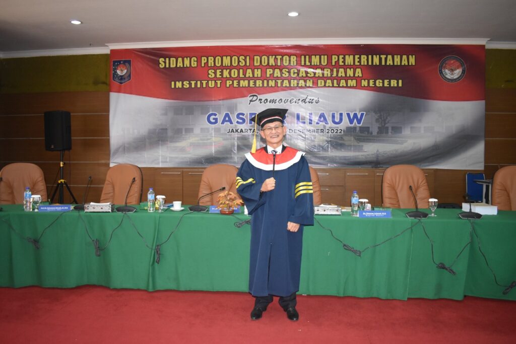Dr. Drs. Gasper Liauw, M.Si, Dosen IPDN Kampus Papua Raih gelar Doktor ...