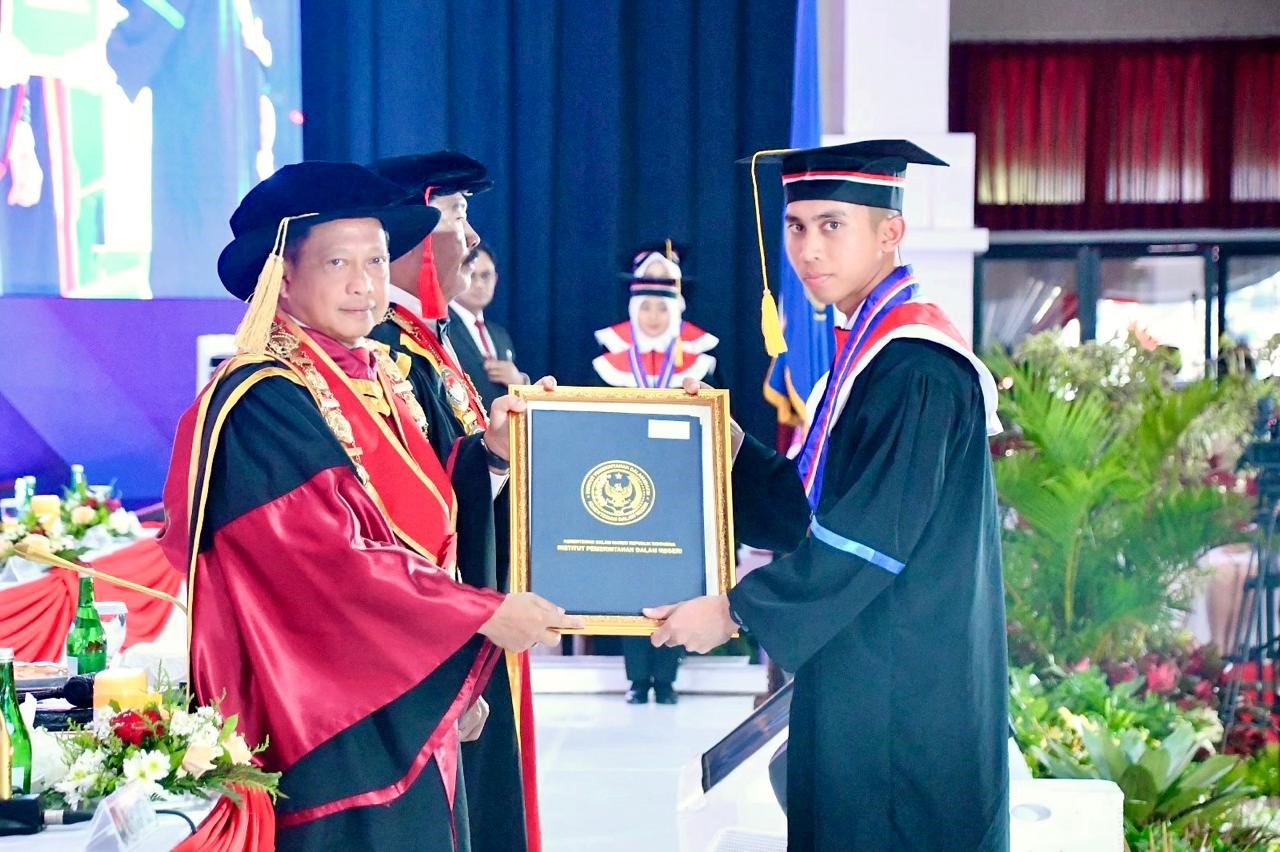 Prof. Dr. Drs. H. Hadi Prabowo, M.M. Rektor I P D N Kemendagri ...